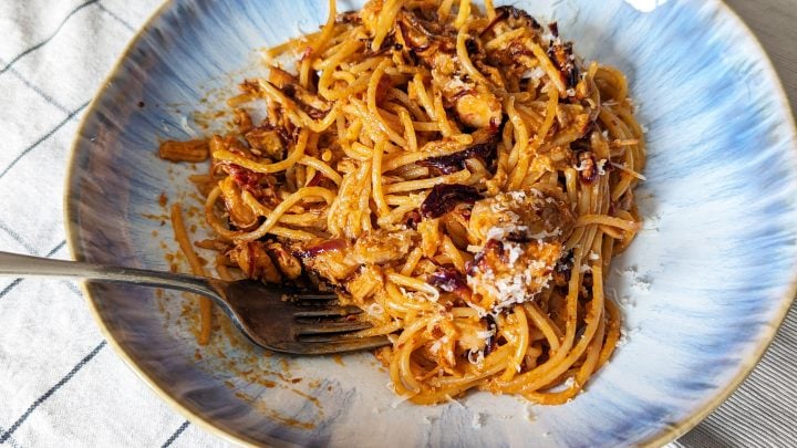 Harissa Chicken & Caramelised Red Onion Pasta (GF) - My Gluten Free Guide
